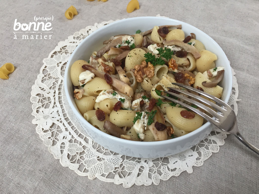 Pipe rigate aux pleurotes, noix et raisins secs | (presque) bonne à marier